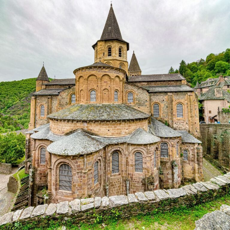Joyau de l'art roman - L'abbaye Sainte-Foy de Conques en Aveyron ...